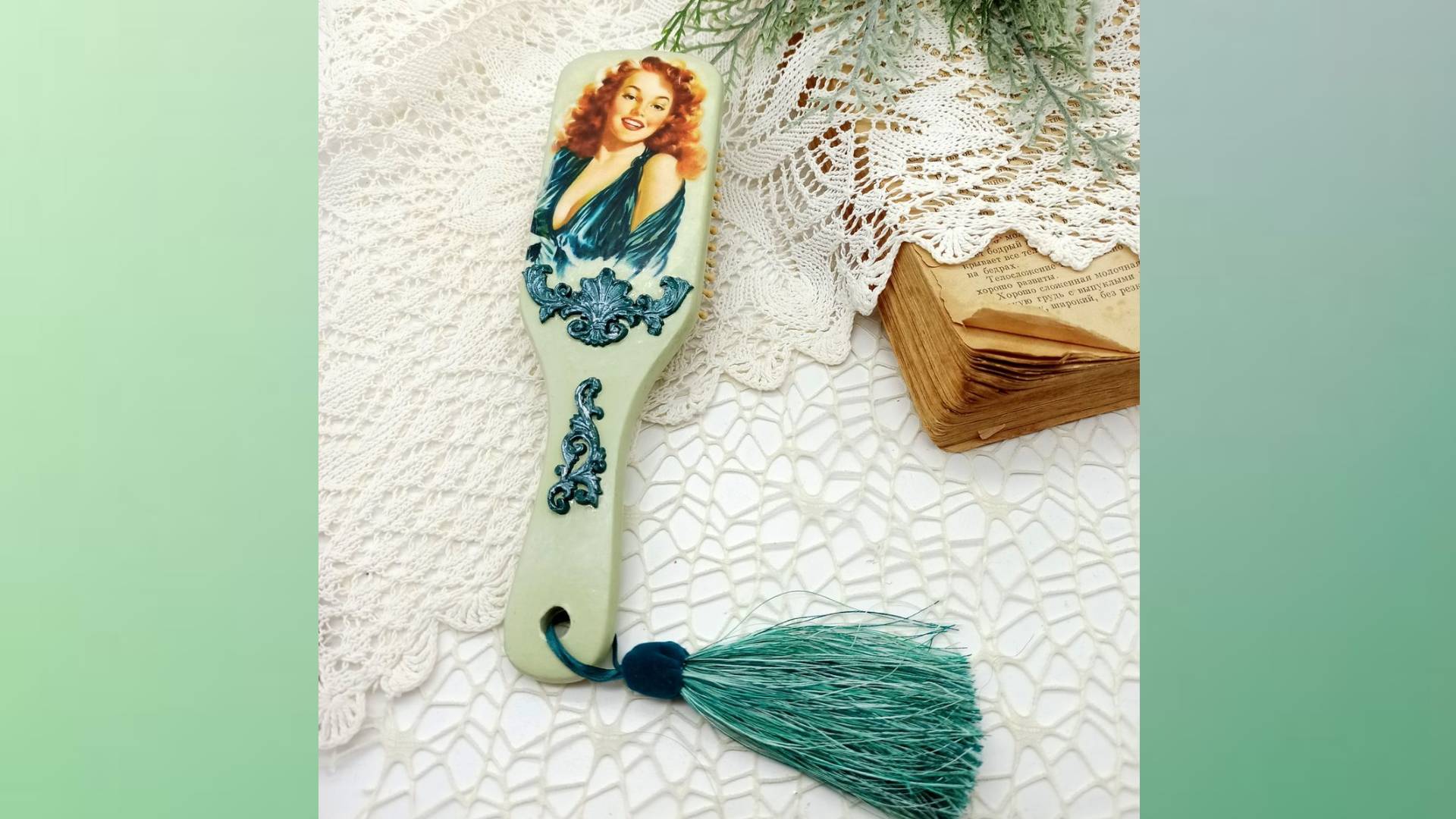 Расческа выполнена в технике декупаж. Обзор работы.