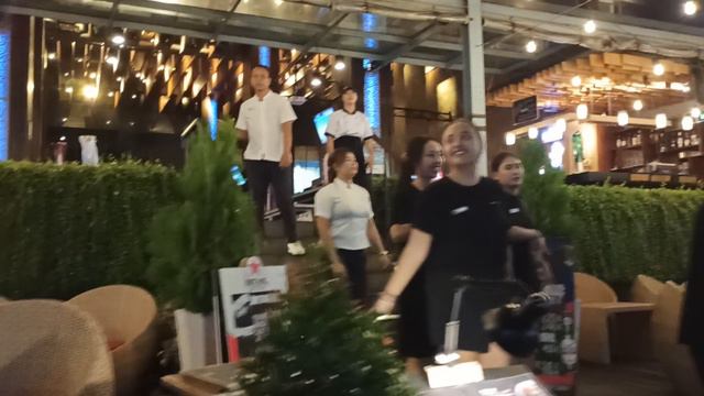 Весёлые официанты танцуют!Ночная жизни на улице Легиан!Кута.