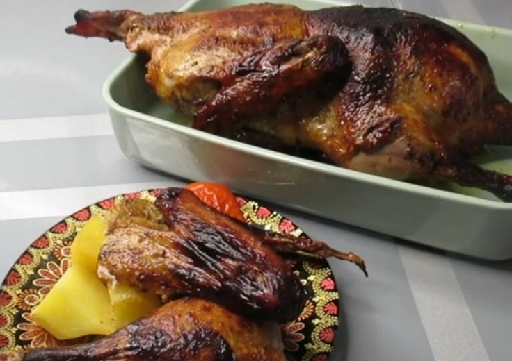 Утка запеченная с яблоками и мёдом  Очень ароматная.