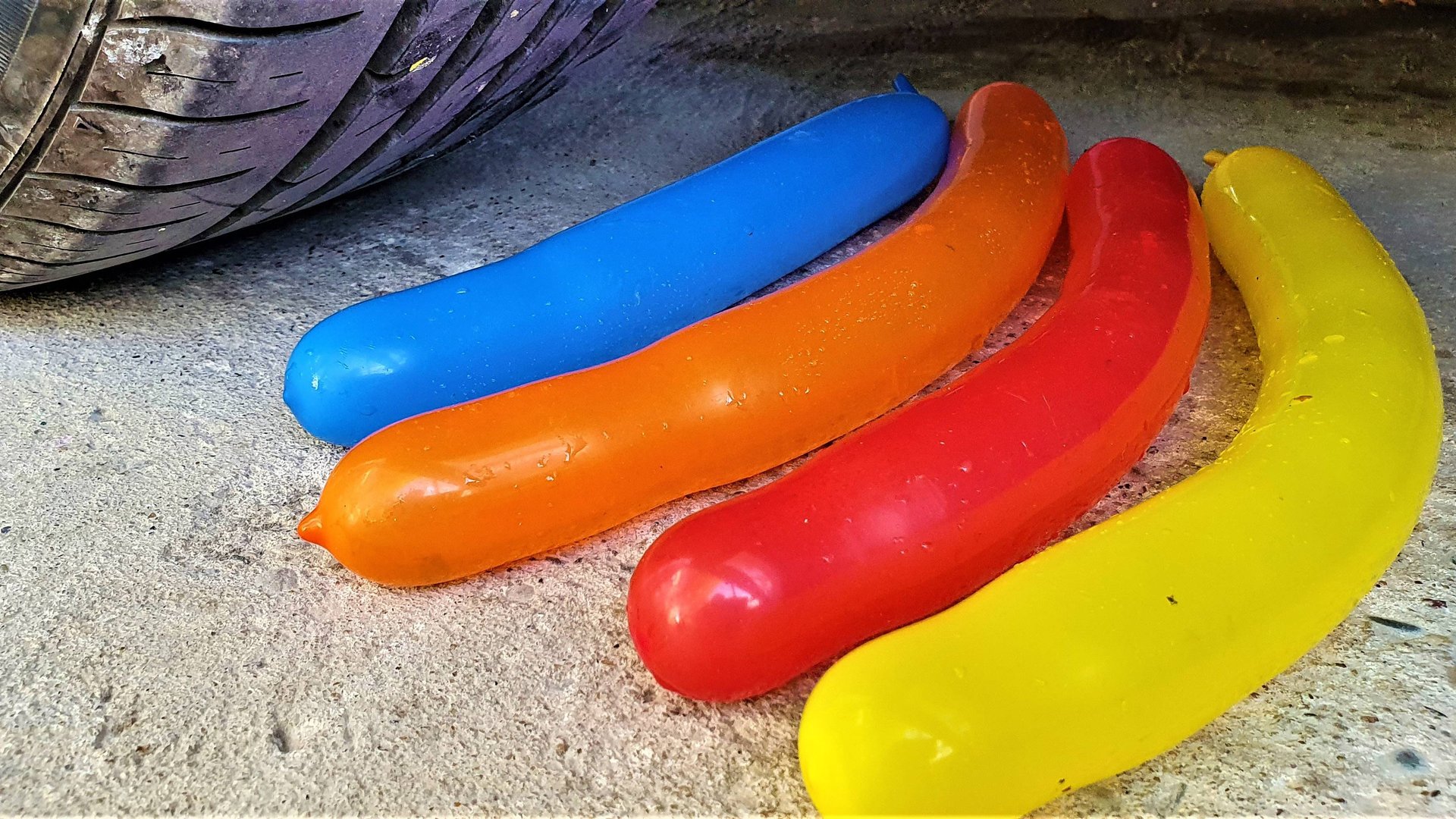 Давим колесом машины разные игрушки и вещи, краш-тест игрушек