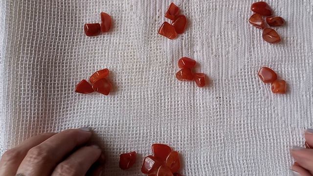 "Любит ли он меня? ". Гадание на камнях.