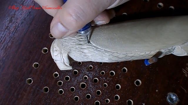 Вырезаю орла на топорище.Резьба по дереву бормашиной.Резная рукоять для топора.