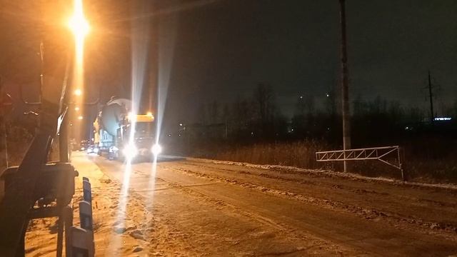 негабаритный груз через железнодорожный переезд.mp4