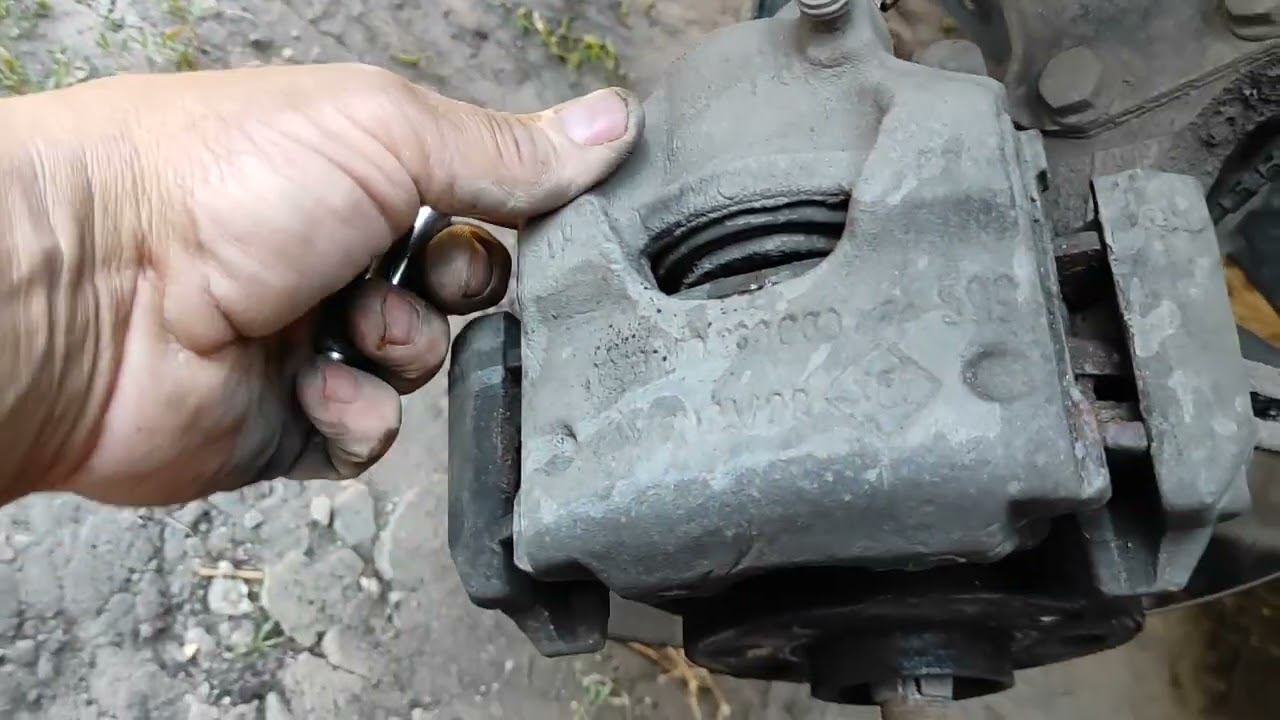 Замена передних тормозных колодок на Dacia Logan