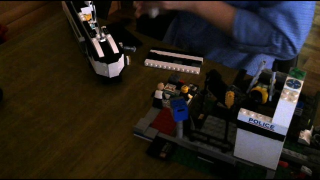 ребёнок показывает поделки из лего