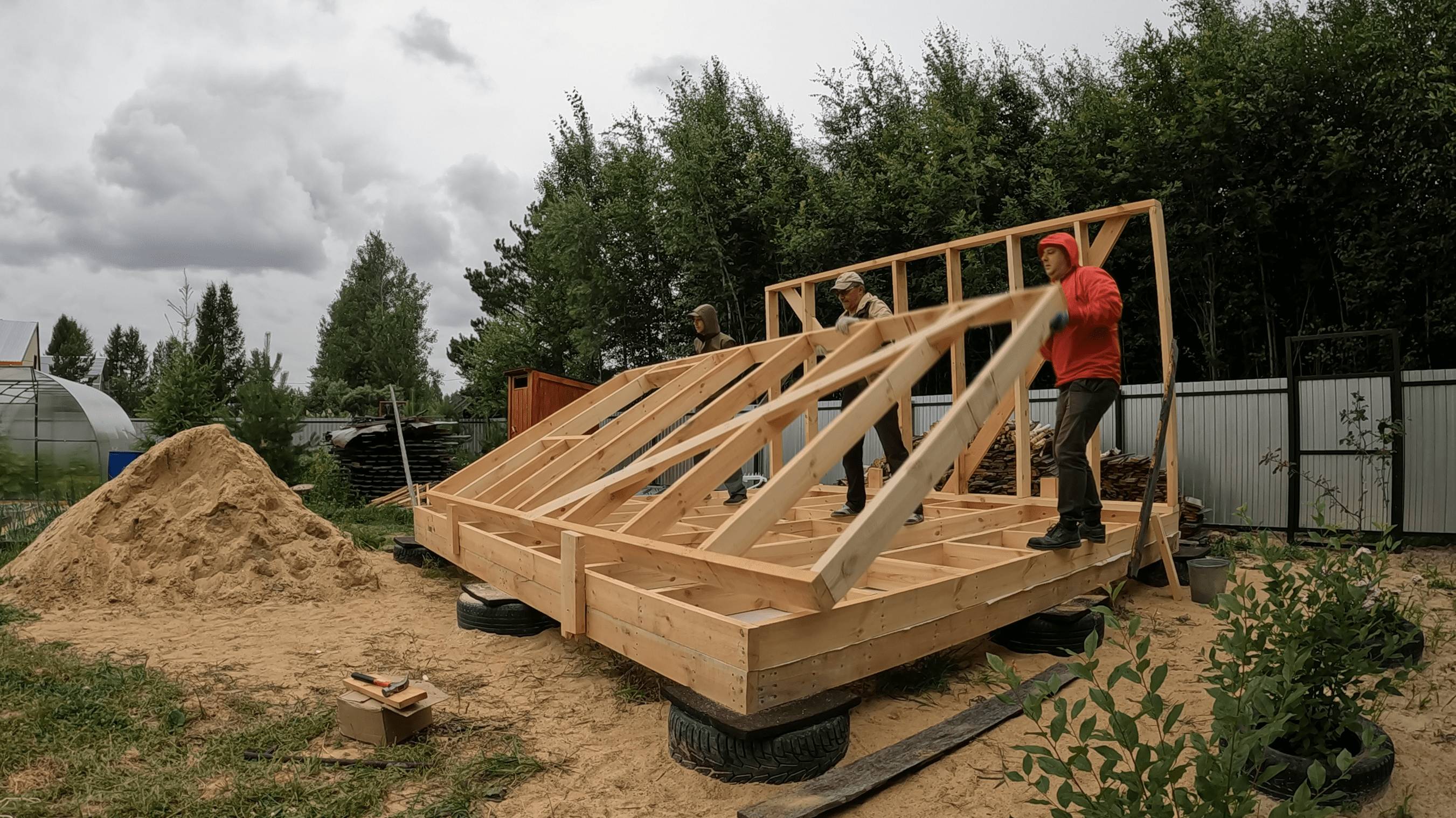 Каркасная баня на покрышках! Поднимаем стены!