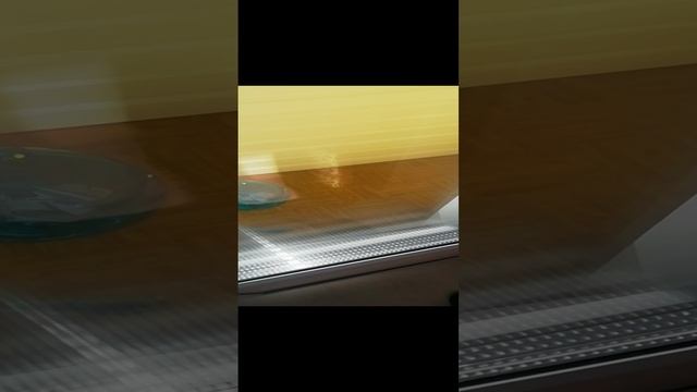 Рэй носиться по балкону