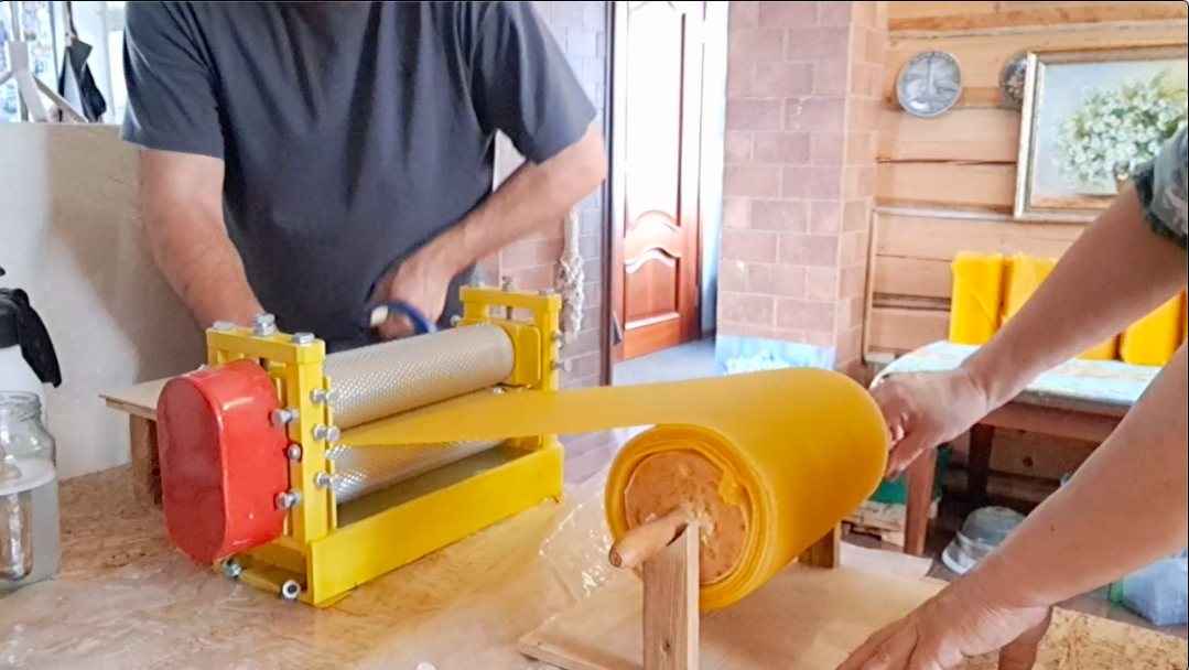 Вощина своими руками. Прокатка восковых дощечек через гравировальные вальцы