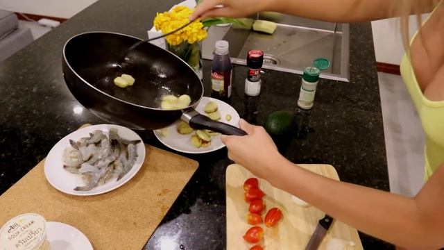 Тайланд. Маша готовит. Авокадо и Креветки.mp4