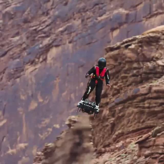 001. «ИНТЕРЕСНОЕ» Летучие люди. 03.06 мин.