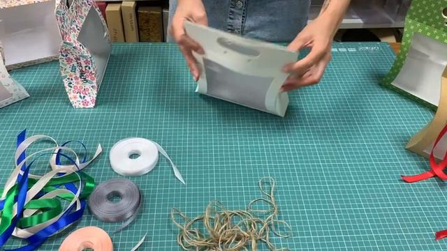 картонные коробки с ручкой