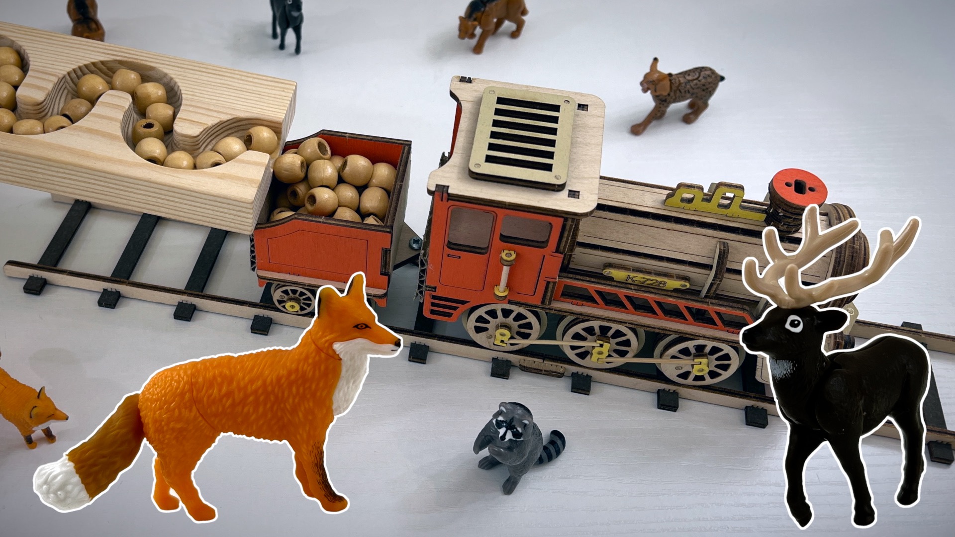 Деревянный паровозик и гонка шариков марблс #3 (с игрушечными зверушками из Киндера) / АСМР ASMR