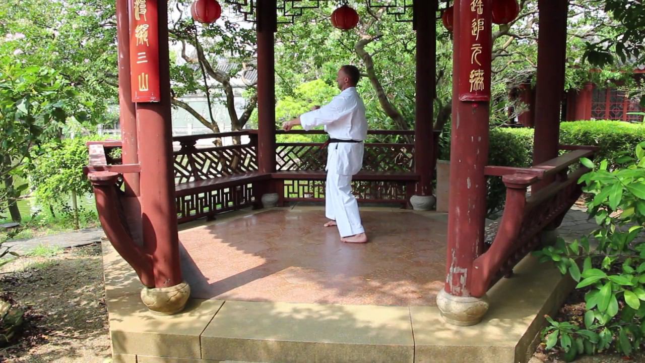 Годзю рю каратэ-до. Kanryo Higaonna Sanchin kata in the Chinese park in Okinawa 2019. Сенсей А. Гриб