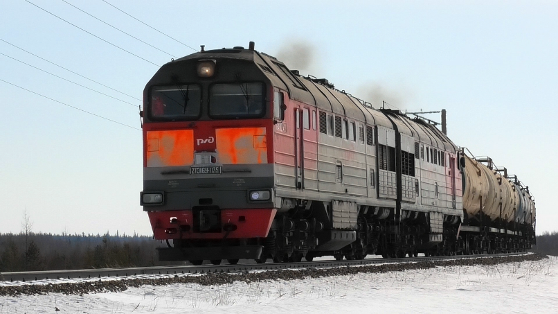 2ТЭ116У-0035 с грузовым поездом и приветливой бригадой