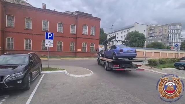 Эвакуация машин правонарушителей припаркованных на места для инвалидов