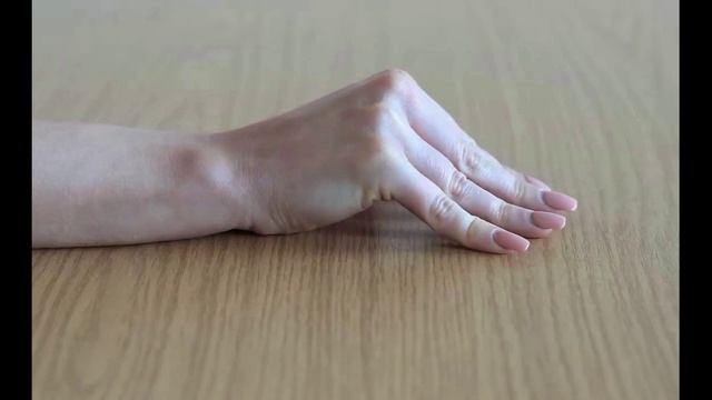 12. Сгибание четырех, не отрывая кончики от стола.