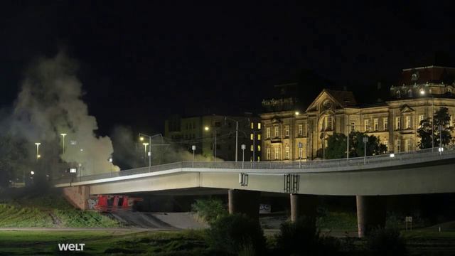 Обрушение моста в Дрездене. После эвакуации соседнего здания сносят его остатки.
