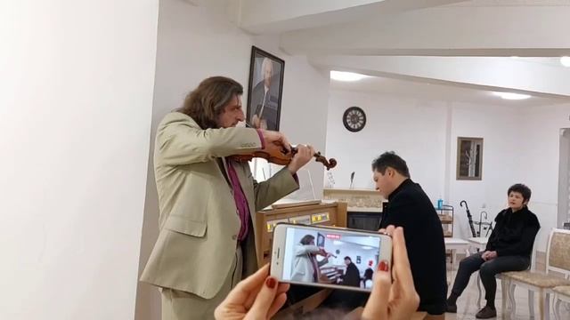 Скрипач-виртуоз Вардан Маркос готовится к сольному концерту 22 февраля в 21-30 в Доме актёра