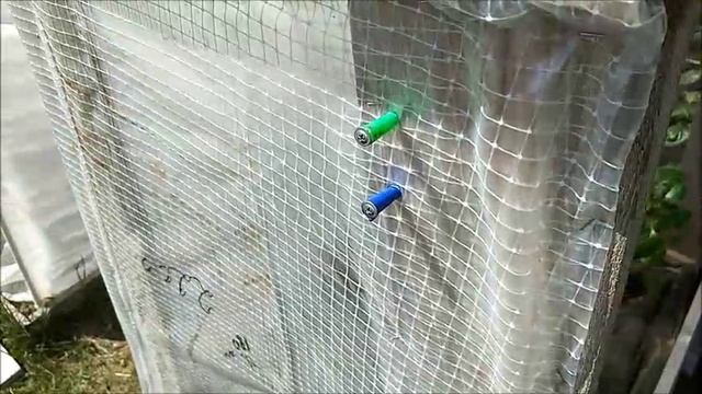 Крепим плёнку на парнике.mp4