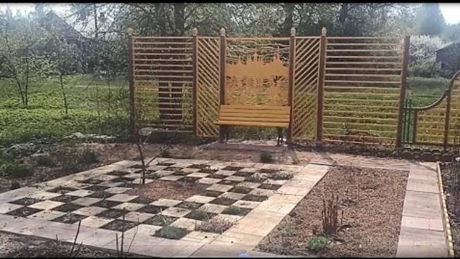 Необычная клумба для альпийских горочных растений.