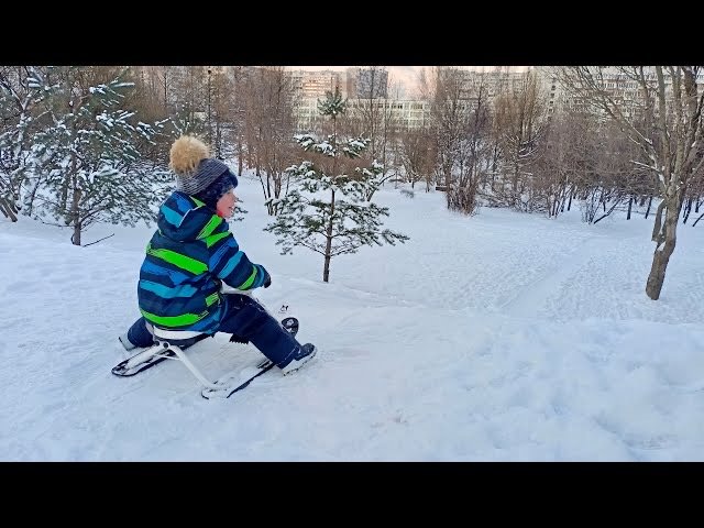 Катаемся с больших горок на снегокате