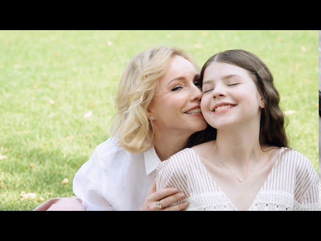 Марина Зудина с дочкой Машей Табаковой за кадром фотосессии