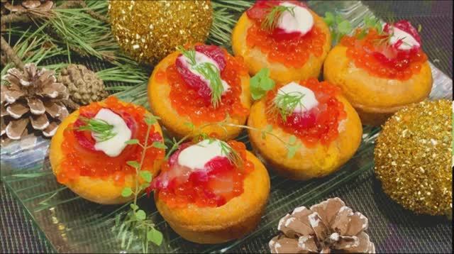 Гравлакс из лосося в поповерах с мягким творогом