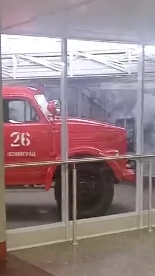 пожарные машины парк героев пожарных, выход из метро.mp4