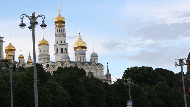 Виды с теплохода на причале у Крымского моста. Прогулки по Москве-реке.