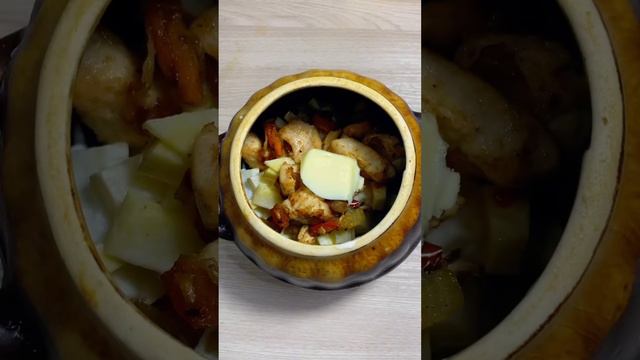 Мясо с грибами в горшочках😋