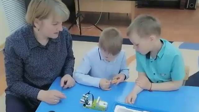 Занятие по робототехнике «Грузовик для сортировки мусора»