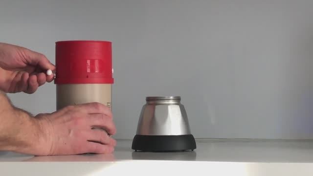 Электрическая гейзерная кофеварка - лучший сувенир из Италии. 
Привет из Галиполи.