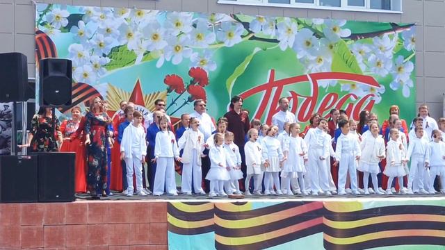 Ансамбли города Большой Камень закрывают праздничный концерт "Вальс Победы!"