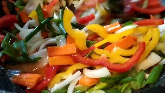 Лапша удон с морепродуктами.