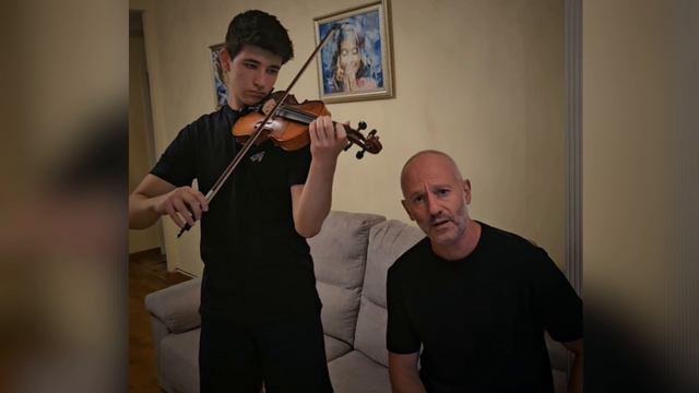 Маленький мальчик со скрипкой стоит. Леонид Беленький. Сын играет музыку Тум балалайка