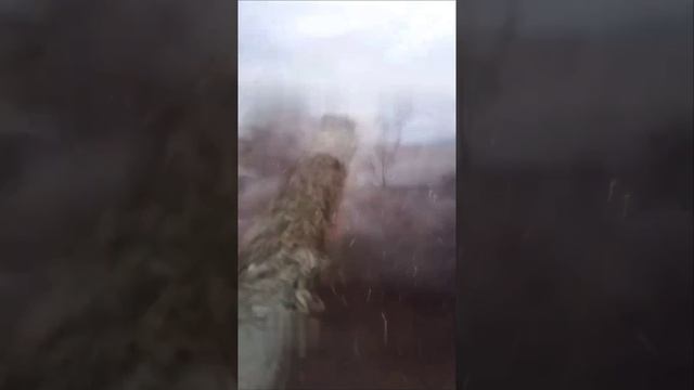 Промах оператора FPV хохлов по танку ВС РФ. Камрады пишут что возможно работа РЭБ.#shorts#