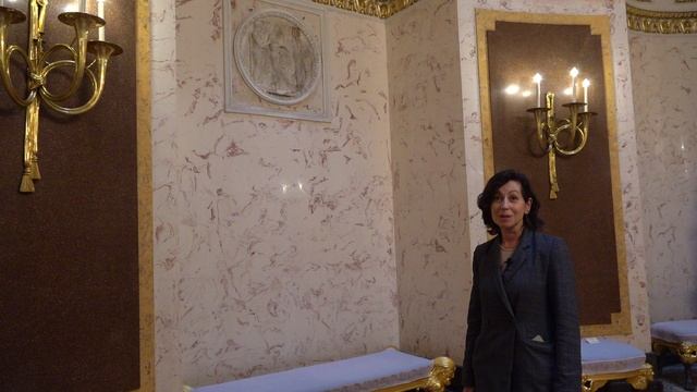 Промывка мраморных барельефов в Итальянском зале Павловского дворца