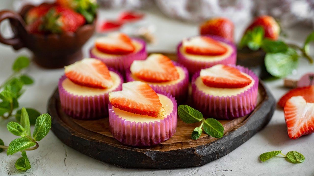 Мини-чизкейки из печенья и сливочного сыра с клубникой — видео рецепт