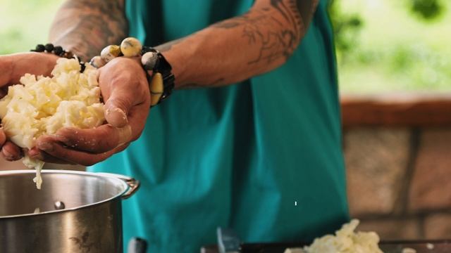 Приготовление окрошки.