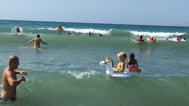 28.08.2022 – волны в Орджоникидзе. Вечером Милана прыгает на большом батуте в парке аттракционов