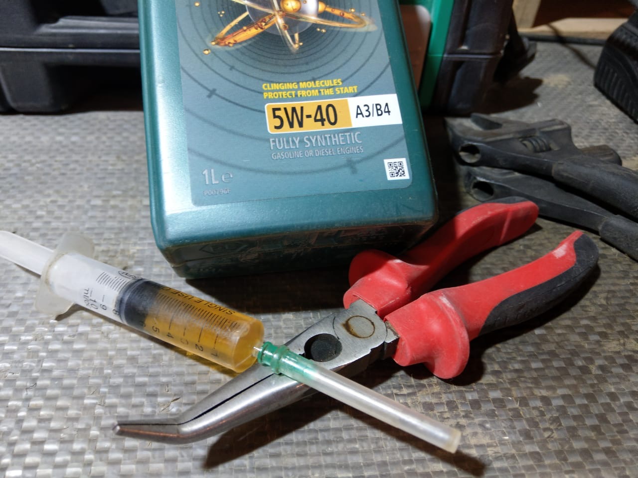 Чем и как смазать замок или петли.