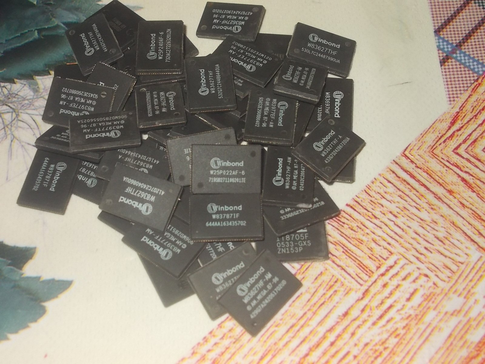 ЗОЛОТО С ИМПОРТНЫХ ПЛАТ , С  ЧИПОВ  "WINBOND". 50 ШТУК !!!#аффинаж #гидразин #чипы #радиодетали