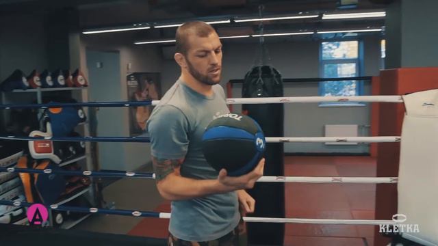 Бой с тенью с утяжелителями или упражнения с медболом