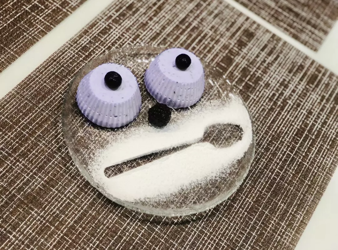 Творожный десерт с черникой.