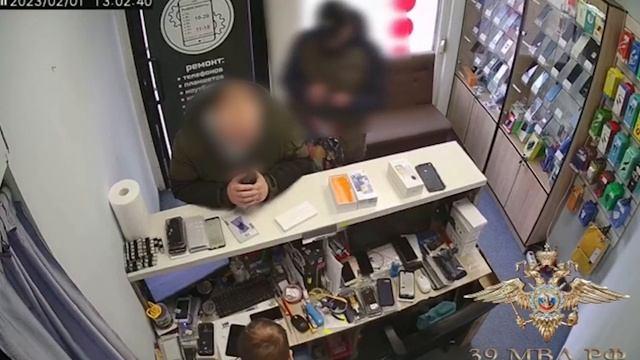 В Калининграде полицейские по горячим следам задержали мужчину, похитившего телефон из сервиса