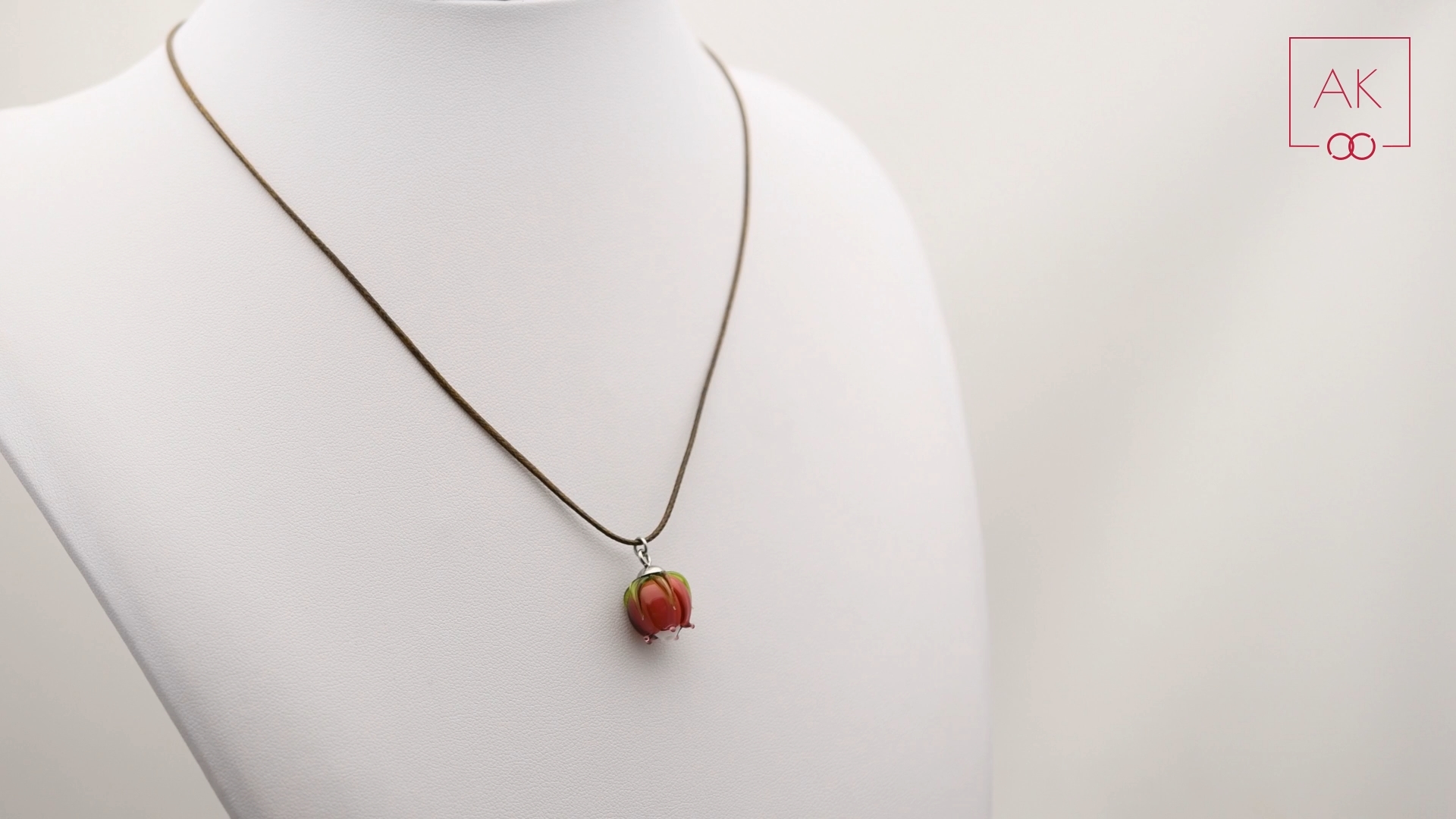 Подвеска Симона с красным стеклянным цветком