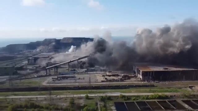 Удары по украинским позициям на территории завода "Азовсталь".