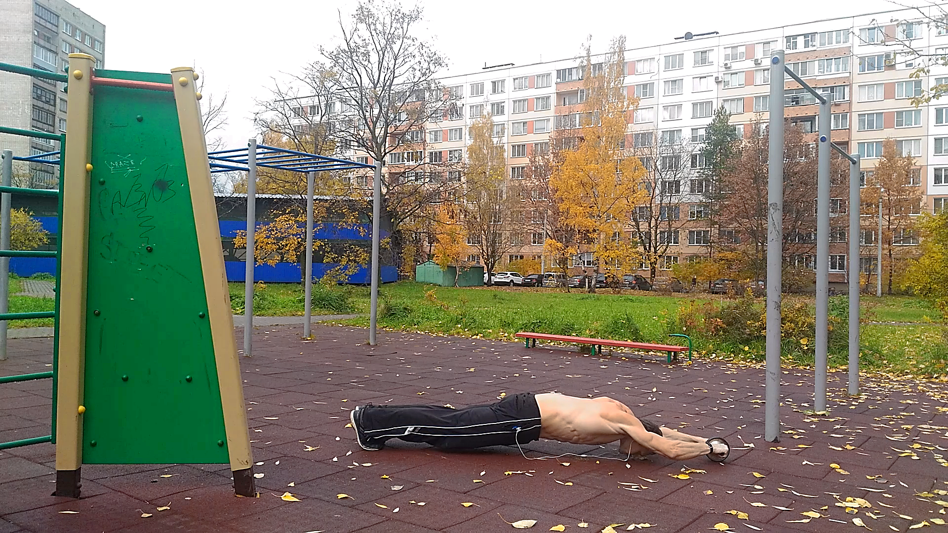 Катание ролика для пресса с носков