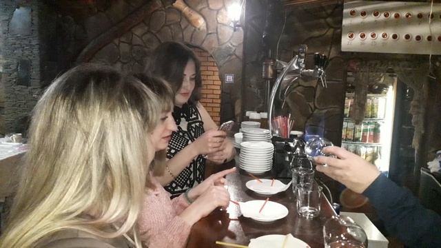 Девчонки пьют самбуку в первый раз