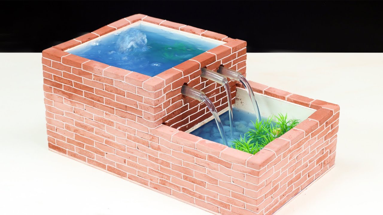 Самодельный фонтан из цемента и кирпичей